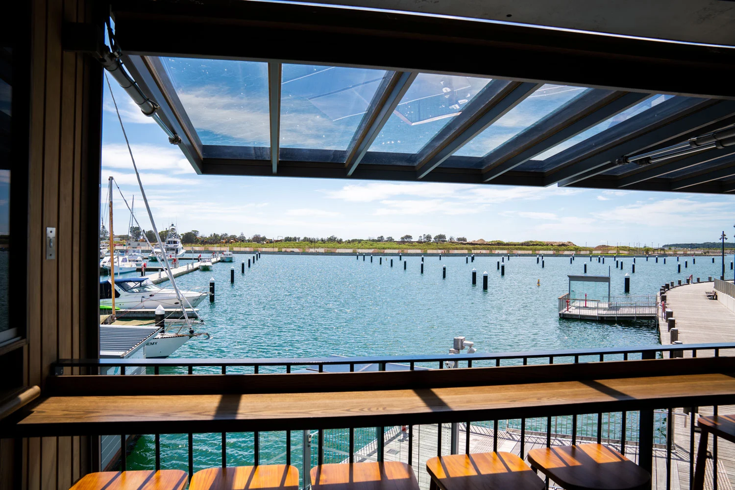 EAT & DRINK - Waterfront Tavern